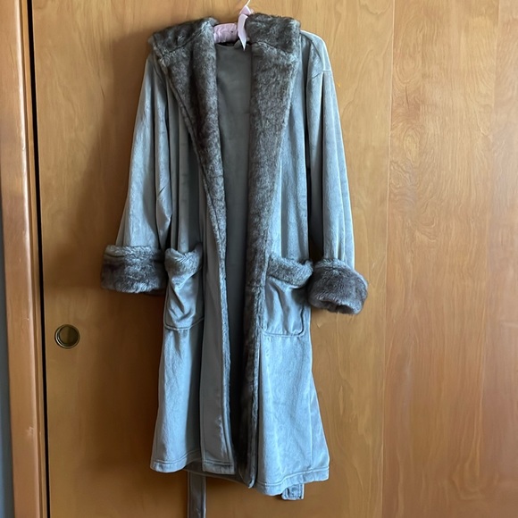 Pottery Barn | Intimates & Sleepwear | Pottery Barn Faux Fur Robe ...
